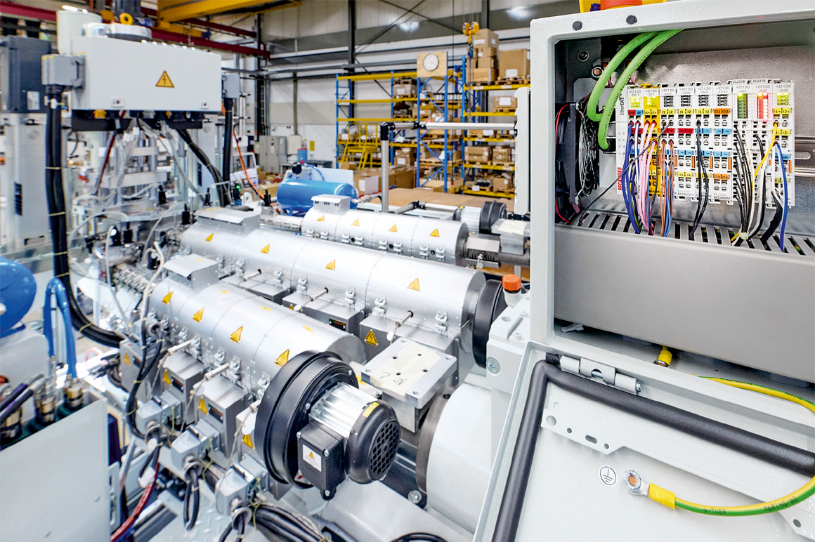 PC-based control for all-electric blow molding machines | Beckhoff Nederland
